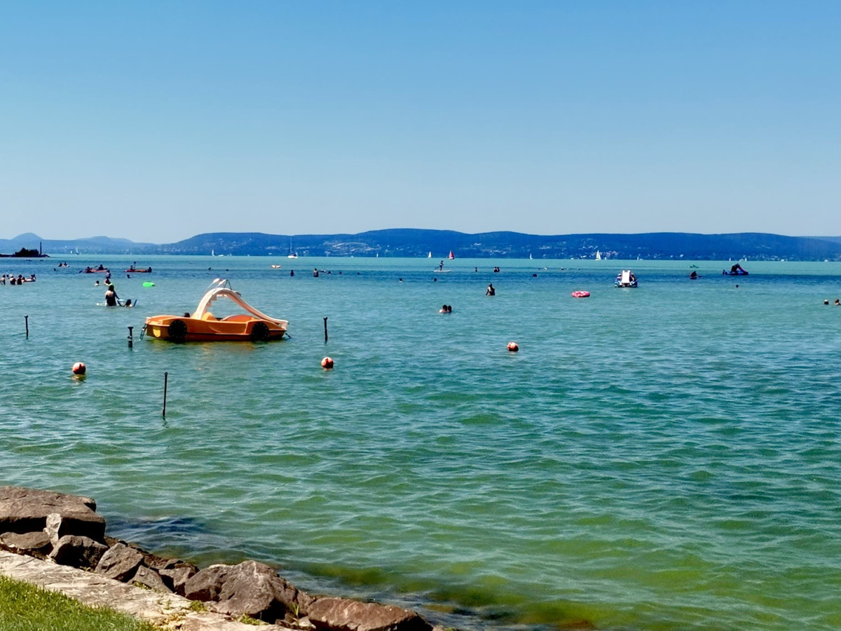 Elhalasztják a Balaton-átúszást
